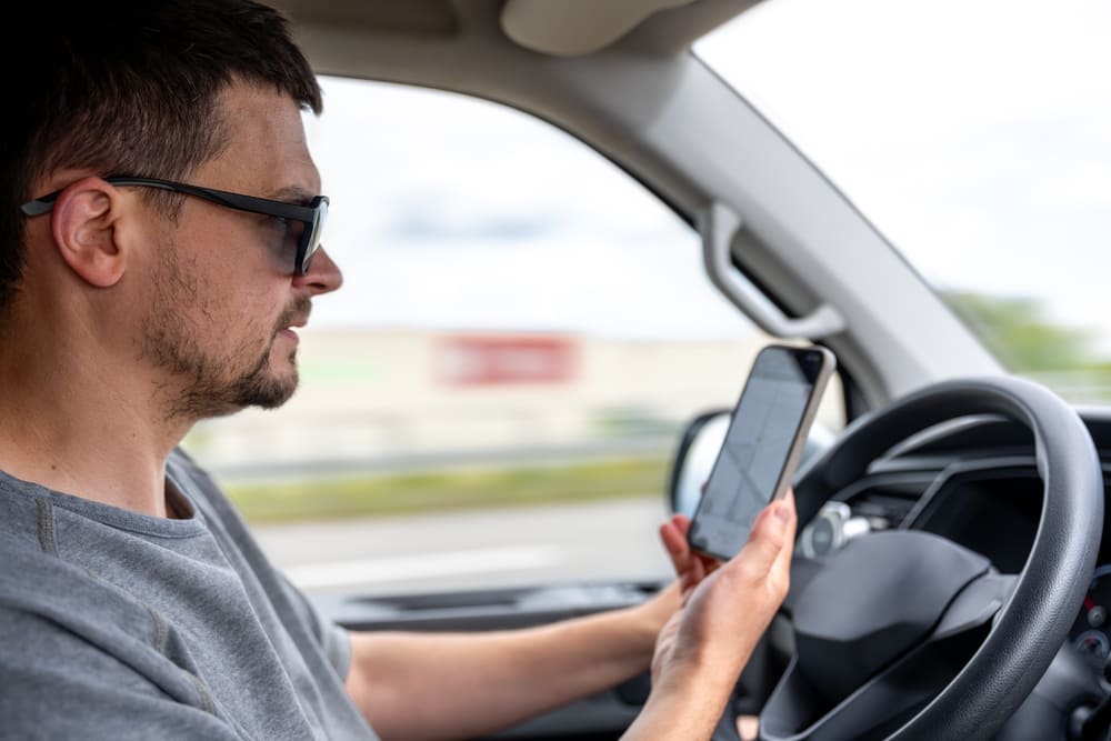 Pokuta za telefon za volantem 2026: Výše pokuty, body a jak se vyhnout ...